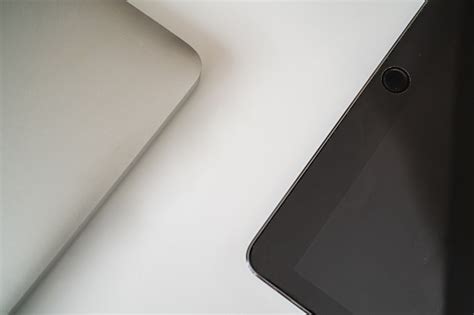 흰색 배경에 노트북과 태블릿 플랫 평신도 구성 홈 오피스 0명에 대한 스톡 사진 및 기타 이미지 0명 개념 공란 Istock