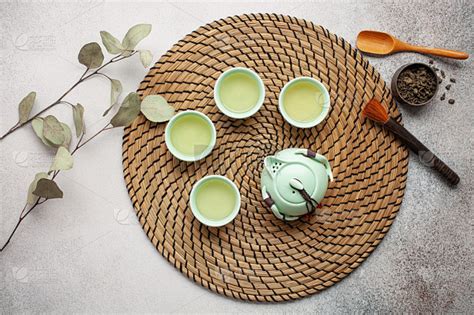 传统的亚洲茶道安排陶瓷茶壶和小瓶放在竹盘上前视图平躺