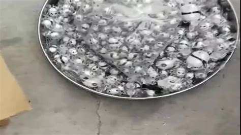 曾经火爆的冰墩墩，如今却堆积如山卖不出去，网友：当时这玩意都买不到