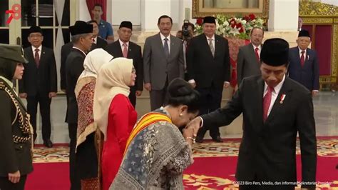 Momen Iriana Cium Tangan Jokowi Saat Diberi Penghargaan Di Istana Bikin Warganet Gemas
