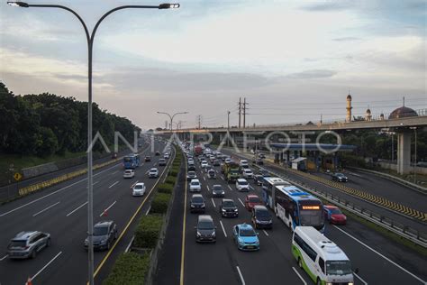 ARUS MUDIK LIBUR NATAL DAN TAHUN BARU 2022 DI JALAN TOL ANTARA Foto