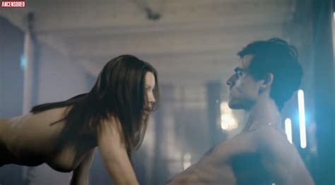 Naked Vivien König In Even Closer