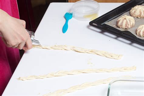 퍼프 페이스 트리 한 피그로 짠 스트립 베이킹의 준비입니다 꼬아 잇기에 대한 스톡 사진 및 기타 이미지 꼬아 잇기 날것