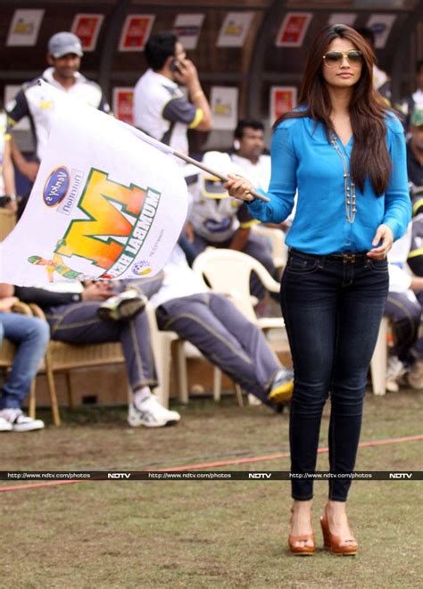 Naked Daisy Shah Added By Yourtabish