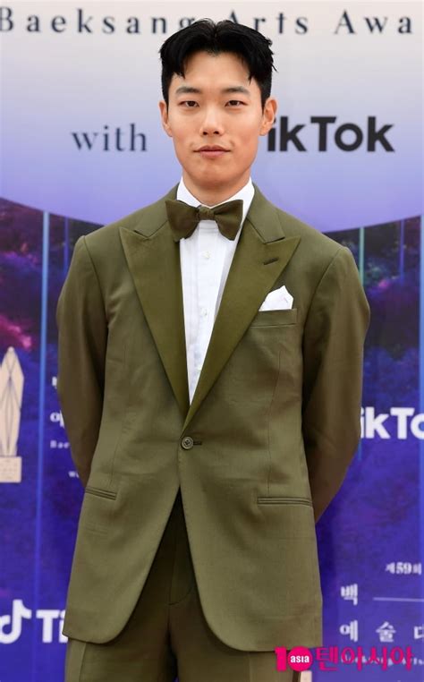 Ten 포토 류준열 여유 넘치는 미소 텐아시아