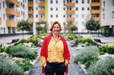 주머니에 손을 가진 공원에 서 짧은 머리와 스카프와 아름다운 백인 금발 유행 선임 여성 공원에 대한 스톡 사진 및 기타 이미지 공원 자연 풍치지구 주머니 개인 장식품