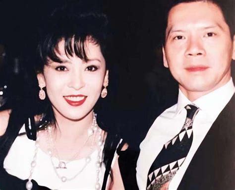 向华强前妻丁佩罕见露面，李小龙死在她家中，如今跟陈岚是闺蜜