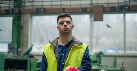 Un Jeune Homme Atteint Du Syndrome De Down Regardant Des Plans Lorsqu