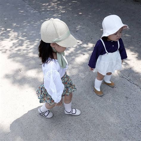 입혀주는데로 입어주었던 그때 그시절이 좋앗지 지금은 벌써 초2 초4인 딸둘이야 사놓고 못입히는 옷이 더 많아졌어 다들 그러니 딸둘이라 너무 좋은데 점점 힘들다 난