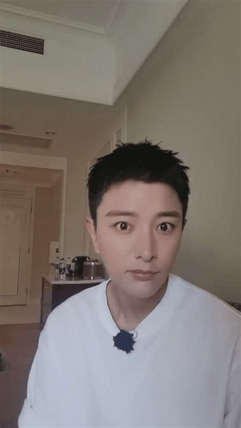 被曝和李小璐感情升温后，贾乃亮再晒视频，模样帅气又可爱网友形象画面