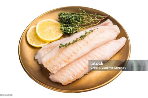 원시 대구 허리 조각 흰색 배경에 고립 된 허브와 함께 접시에 피부가없는 흰살 생선 필레 건강한 생활방식에 대한 스톡 사진 및 기타 이미지 건강한 생활방식 고기 그릇