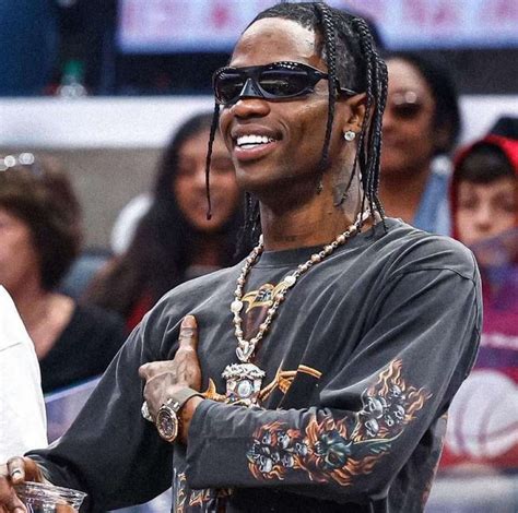Travis Scott aparece em jogo da NBA óculos feito em colaboração