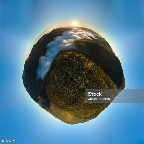 상록 숲과 높은 산 봉우리로 덮인 일출에 작은 행성 지구의 높은 고도에서 공중 보기 0명에 대한 스톡 사진 및 기타 이미지 0명 360도 촬영 개념 Istock