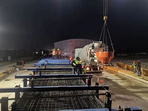 国道109宗格公路项目跨青藏铁路桥首片预制箱梁混凝土浇筑完成 砼牛网