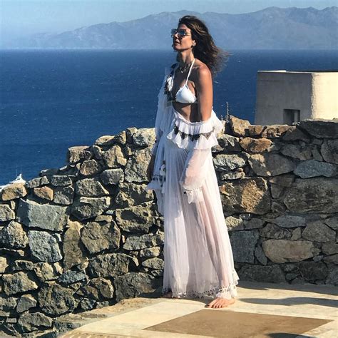 Luciana Gimenez mostra demais em vídeo transparência na Grécia