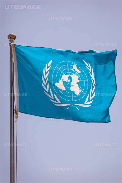 푸른 하늘에 펄럭이고 있는 유엔 깃발 유토이미지 상세페이지 베이직샵 사진 20386905