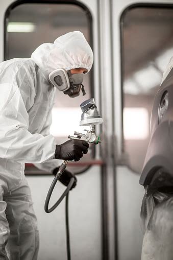 워크샵에서 베이스 코트 페인트와 자동차 부분을 폭파 전문 자동차 화가 가스 압축기에 대한 스톡 사진 및 기타 이미지 가스 압축기 공업용 호스 교통수단 Istock