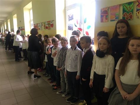 Szkoła do hymnu 2023 Szkoła Podstawowa Nr 1 im Królowej Jadwigi w