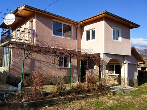 Двуетажна Къща обзаведена Двуетажна къща 100 кв м РЗП 800 кв м двор