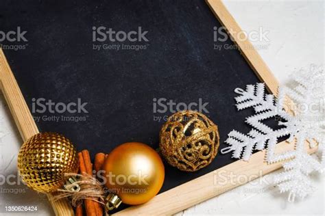 크리스마스와 새해 배경 크리스마스 전나무 나뭇가지 선물 블랙 보드 소박한 배경에 소나무 콘 플랫 레이 상단 보기 공간을 복사합니다 배너 배경 구성 개념에 대한 스톡 사진 및