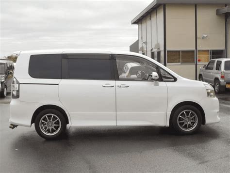 Toyota Voxy ZRR70 Us Motors
