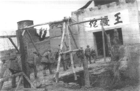 1945年7月中旬，冀中军区部队对敌人发起夏季攻势。图为八路军攻占王庆坨敌人据点。 天津人民抗日斗争