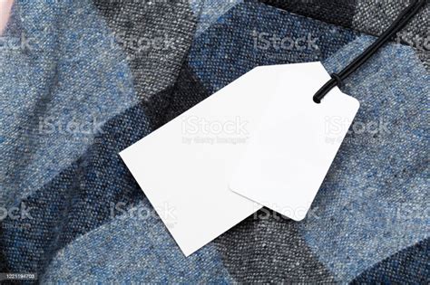의류 태그 옷에 라벨 빈 모형 당신의 디자인을 배치합니다 패션 사람과 쇼핑 개념 의류 항목의 가격 태그를 닫습니다 0명에 대한