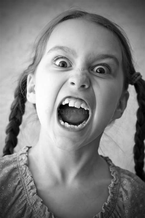 Menina Gritando Foto De Stock Imagem De Bizarre Irritado 22386742