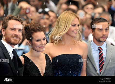 Michael Fassbender Y Charlize Theron Saliendo