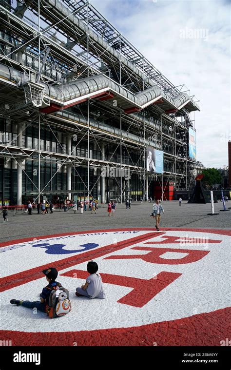 Das Centre Pompidou Alias Pompidou Centre Mit Der Schrägen Plaza Im