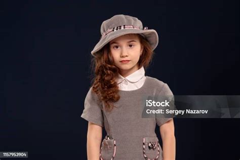 검은 배경에 포즈를 취하는 길고 곱슬 머리로 사랑스러운 어린 아이의 스튜디오 샷 갈색 머리에 대한 스톡 사진 및 기타 이미지 갈색 머리 감정 곱슬 머리 Istock
