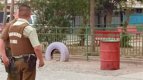 Trasladaba un tambor metálico por la calle la policía le pidió que lo abriera y encontró el