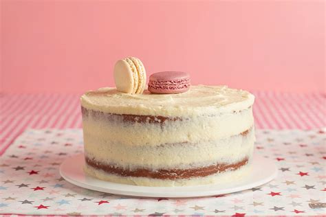 Naked Cake Con Buttercream De Chocolate Blanco En Rojos Y Rosas La
