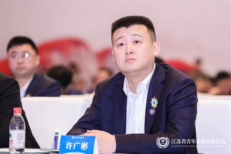 华云数据董事长许广彬代表他们签订十四省青年企业家联盟协议 华云数据集团