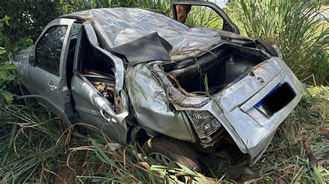 Pinheirense Cochila Ao Volante Capota Carro E Fica Ferido Na MG 410