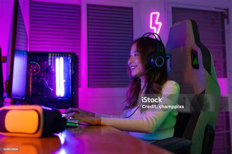 조명 효과로 Pc에서 흥분을 이기는 온라인 비디오 게임을하는 아시아 게이머는 집에서 라이브 스트리밍을 방송합니다 게이머 및 E