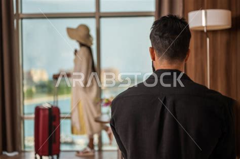 صورة مقربة لزوجان عربيان خليجيان سعوديان في رحلة سياحية، رحلة شهر العسل
