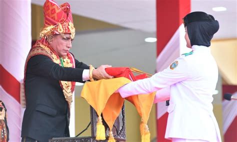 Peringatan HUT Kemerdekaan RI Gubsu Kenakan Pakaian Adat Karo