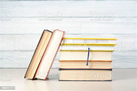 다채로운도 서의 스택입니다 교육 배경입니다 학교 돌아가기 텍스트에 대 한 공간을 복사 합니다 1에 대한 스톡 사진 및 기타