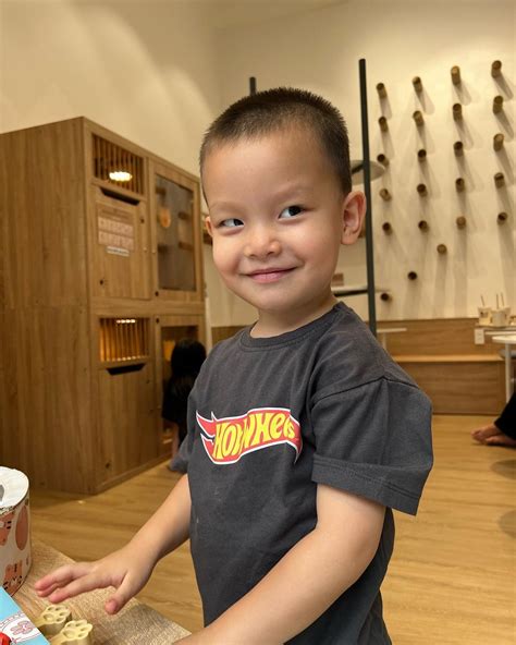Hồ Ngọc Hà Kêu Trời Vì Dáng Ngồi Bá đạo Của Con Gái Hé Lộ Lý Do Lisa