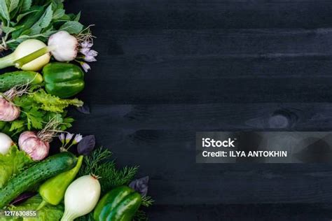 어두운 나무 배경에 야채와 채소 딜과 파슬리 위에서 볼 수 있습니다 텍스트에 배치합니다 0명에 대한 스톡 사진 및 기타 이미지 Istock
