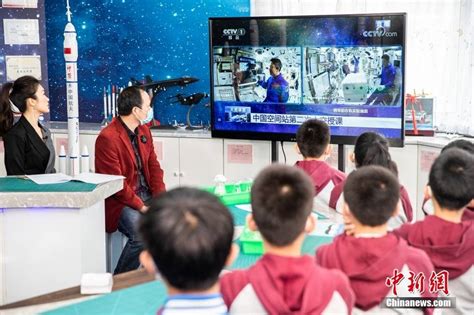 天宫课堂再开讲 王亚平和冰墩墩在中国空间站同框 搜狐大视野 搜狐新闻