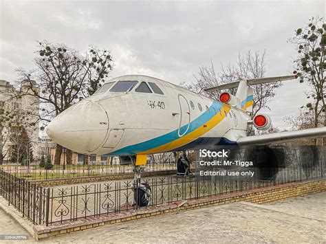 고정식 쌍발 엔진 프로펠러 비행기 Ganzp는 항공 기념품으로 야외에 전시되어 있습니다 항공기는 파란색 노란색 및 흰색입니다 배경은 다음과 같습니다 키예프 우크라이나