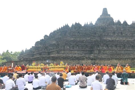 Ratusan Umat Buddha Dan Bhikkhu Sangha Dari Negara Jalani Santutthi Citta Borobudur Dan