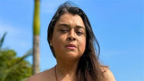 Foto Preta Gil deixou bolsa de ileostomia à mostra em novas fotos