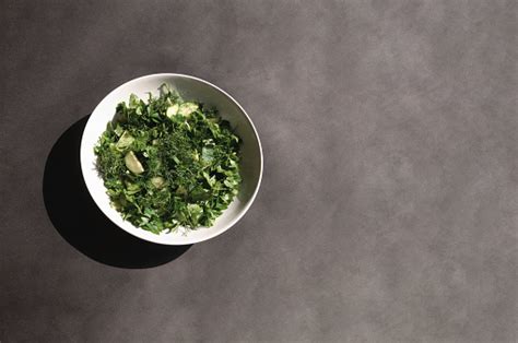 흰 접시에 딜과 파슬리 오이를 곁들인 샐러드는 회색 배경에 서 있습니다 채식주의자를 위한 음식 0명에 대한 스톡 사진 및 기타 이미지 Istock