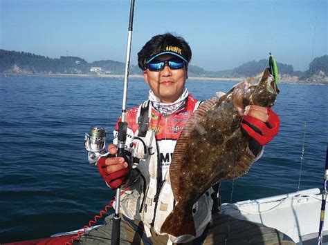 씨호크보트동호회 운영자 김영돈씨가 6월 초 태안 어은돌 출조에서 낚은 굵은 광어를 자랑하고 있다 최근의 보트피싱에서는 다운샷