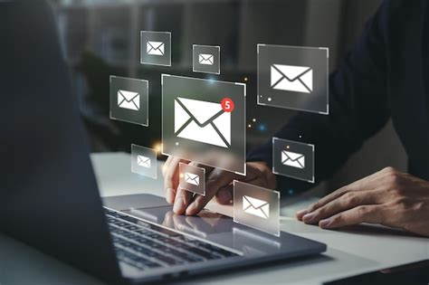 empresário usando laptop com alerta de notificação por e mail na tela