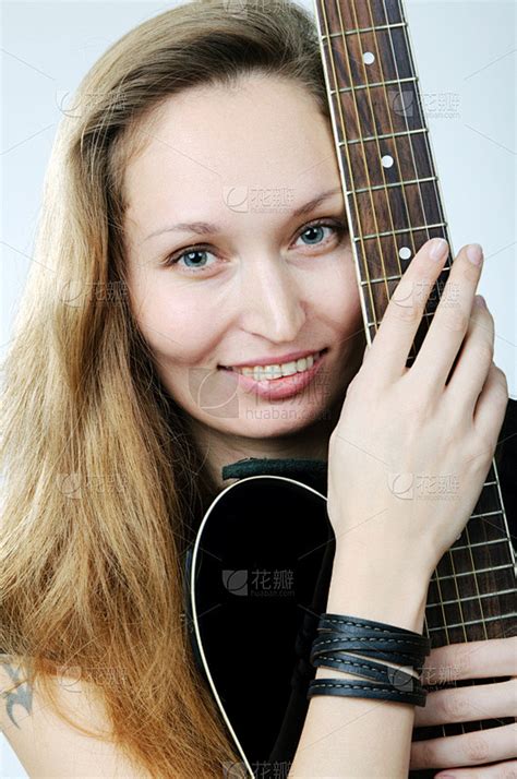 吉他女孩舒服垂直画幅女人艺术家噪声时尚乐器