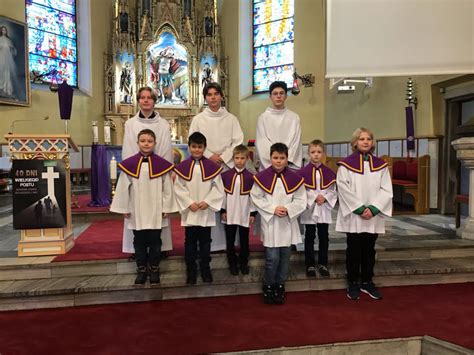Sześciu nowych ministrantów Parafia Św Michała Archanioła w Wilkowicach